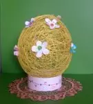 Ei van draden met papieren bloemen