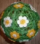 ニット花で飾られた糸からのボール