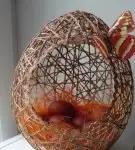 Фарбовані яйця в кошику з ниток
