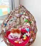 Abundante huevo decorado de hilos.