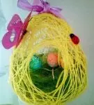 Easterên Easter li ser giyayê di hundurê hêkan de ji mijaran