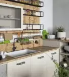 Lakoniškas stalviršis mažoje virtuvėje