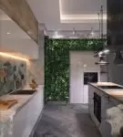 इको-शैलीतील स्वयंपाकघरच्या भिंतीवर असामान्य सजावट