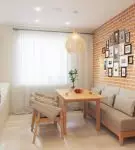 Dapur cahaya dengan perabot beige