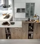 इको शैली घटकांसह राखाडी स्वयंपाकघर
