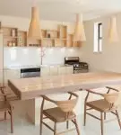 Muebles de madera lacónica en la cocina en estilo ecológico.