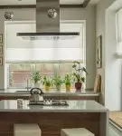 Ljusa gardiner i köket i minimalistisk ekostil