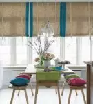 Tirai dua warna untuk dapur dengan reka bentuk eko