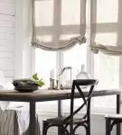Prosojne zavese na kuhinjskem oknu