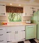 キッチンの薄緑のレトロな冷蔵庫