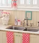 レトロなスタイルのキッチンで洗う