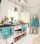 Cuisine spacieuse avec décor rétro turquoise