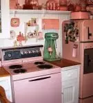 Colore rosa nella regolazione retrò in cucina