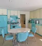 Ljust kök inredning retro med blå möbler
