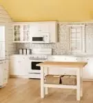Design della cucina beige e bianco retrò