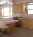 キッチンでレトロなデザインのためのシンプルな家具