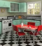 Sedie rosse e mobili blu in cucina in stile retrò