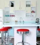Scarie bar stolar vitt och blått kök retro