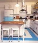 Modello luminoso sul rivestimento del pavimento nella cucina in stile retrò