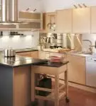 台所の内部のレトロのベージュ色