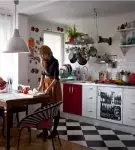 Svartvitt golvbeläggning i köket med retro inställning