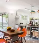 Orange färg i det inre köket retro