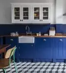 レトロなキッチンの設定で青い色