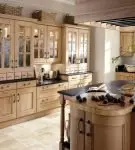 家の中の台所のレトロなベージュの家具