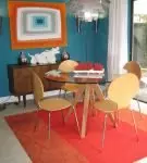Bright tappeto sulla cucina luminosa cucina-sala da pranzo in stile retrò