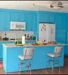Colore blu nel design retrò in cucina