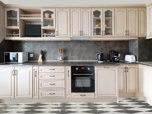 レトロなスタイルの小さなキッチンの家具