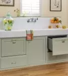Lavage blanc dans un style rétro dans une petite cuisine