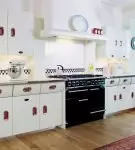 レトロなスタイルのキッチンの白い家具