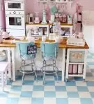 Vit och blått golv i köket retro