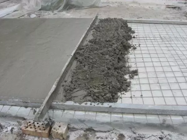 Nalewanie betonu do latarni morskich