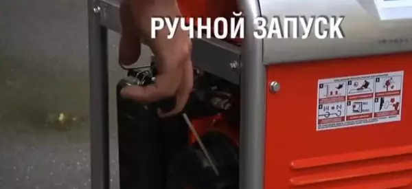 Bir benzin generatorunun əl ilə istifadəsi