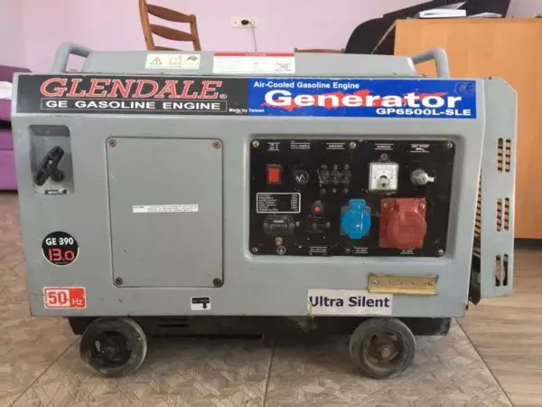 Üç fazalı benzin generatoru