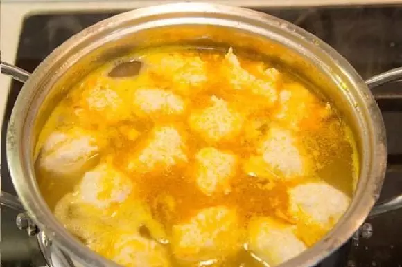Zuppa pronta con polpette in una casseruola