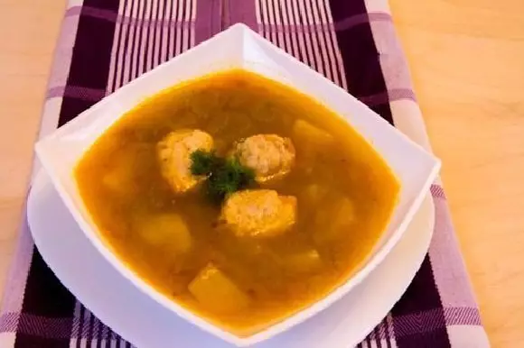 Piatto di zuppa con polpette