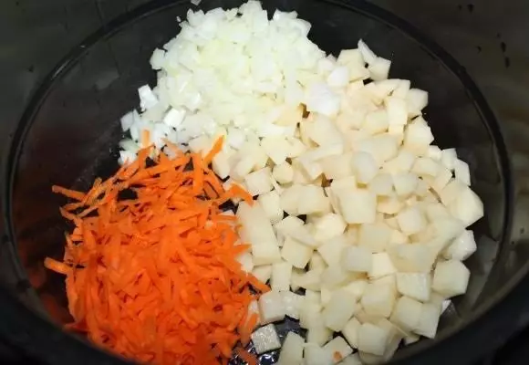 الخضروات في وعاء متعدد الألوان