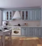 Stilig blått hodesett i et lite kjøkken