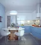 बड़ी रसोई में नीली दीवार और फर्नीचर