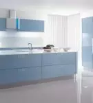 Blauwe minimalisme set yn 'e keuken