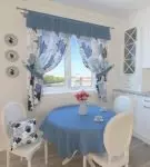 Blå gardiner med trykk på kjøkkenet
