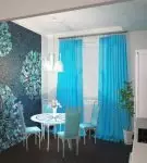 Saturated blue curtains sa kusina