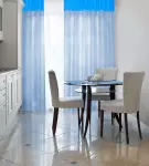 Blå gardiner i köket med en kort interiör