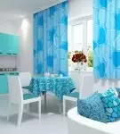 キッチンの模様の青いカーテン