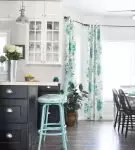 Prísny kuchynský interiér s modrými záclonami