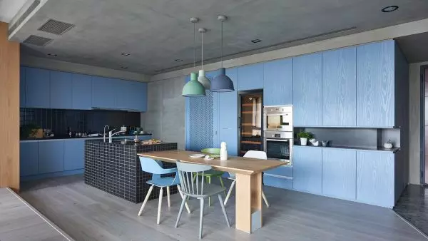 Blauwe hoofdtelefoon in de keuken in de stijl van minimalisme