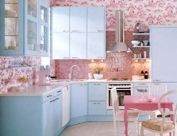Ynterieur fan 'e keuken yn roze-blauwe klanken